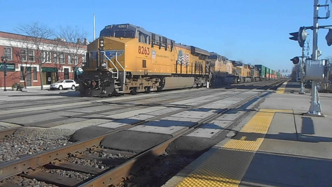 UP 8263, 6568, 2563, & 5317 westbound at Elmhurst, IL on 12/6/15 - YouTube