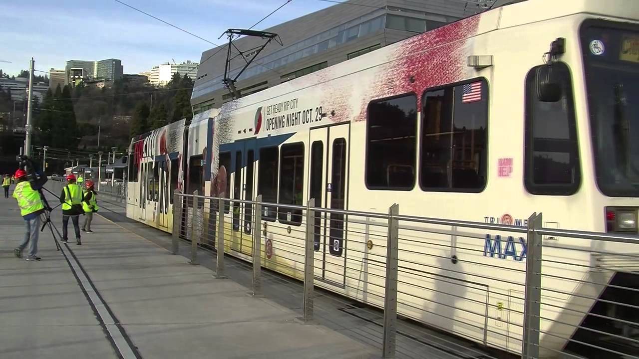 TriMet sends first electrified MAX train over Tilikum Crossing bridge ...