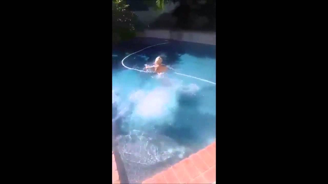 Justin Bieber on Markthemogul's Snapchat - Swimming In A Pool In Los ...