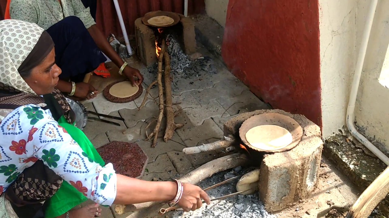 Chula ki roti in making - YouTube