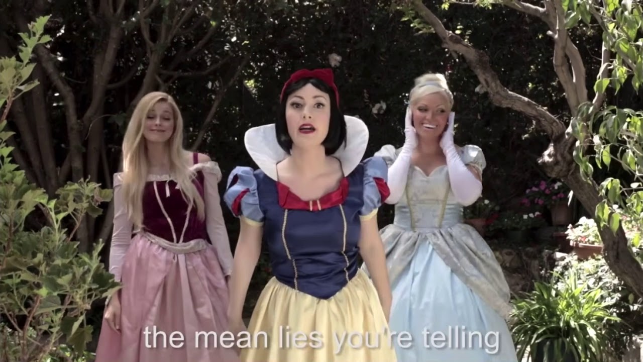 Elsa vs Snow White - YouTube