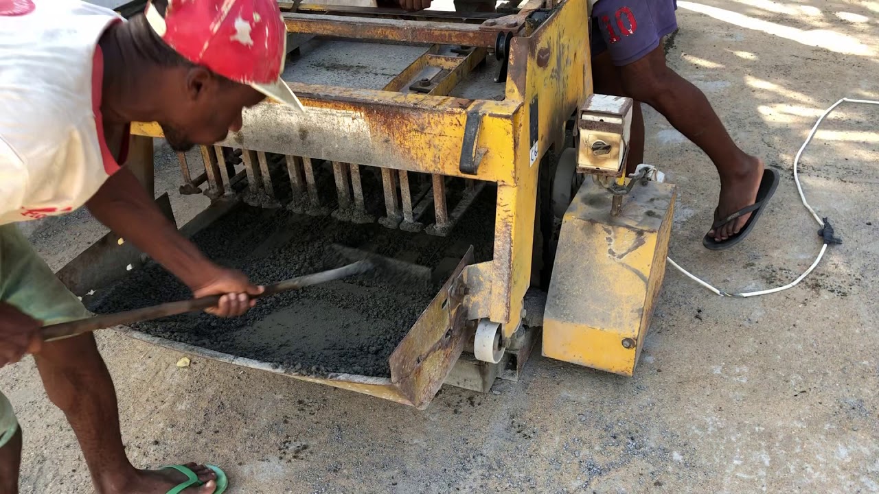Fabrication de parpaings avec machine - YouTube