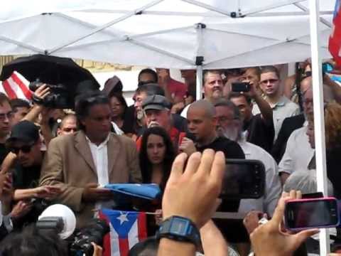 Calle 13 en el acto del Ateneo dedicando la estatua de Don Ramon ...