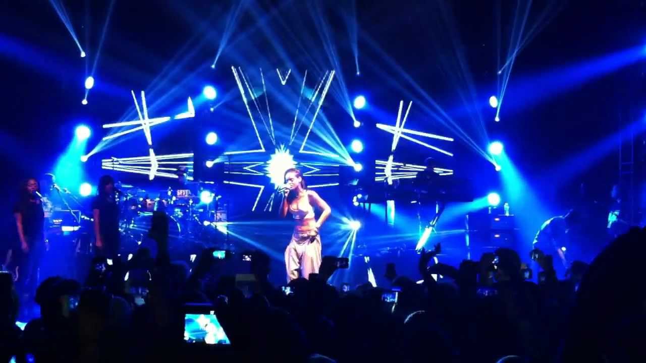 Rihanna - Diamonds LIVE (777 Tour, Toronto, 11/15/2012) - YouTube