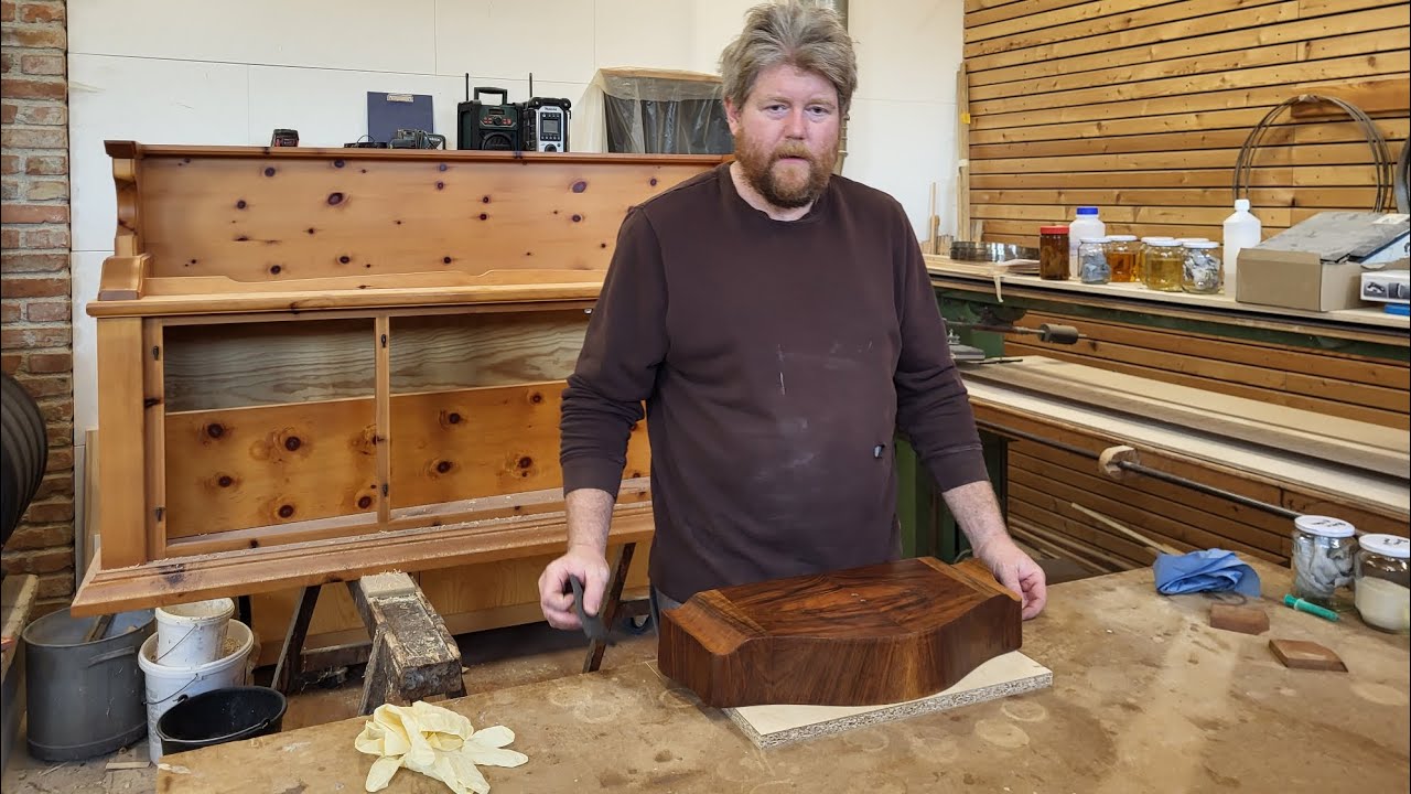 Restauration einer alten Uhr in Nuss. Teil 1 (Furnier ausbessern ...