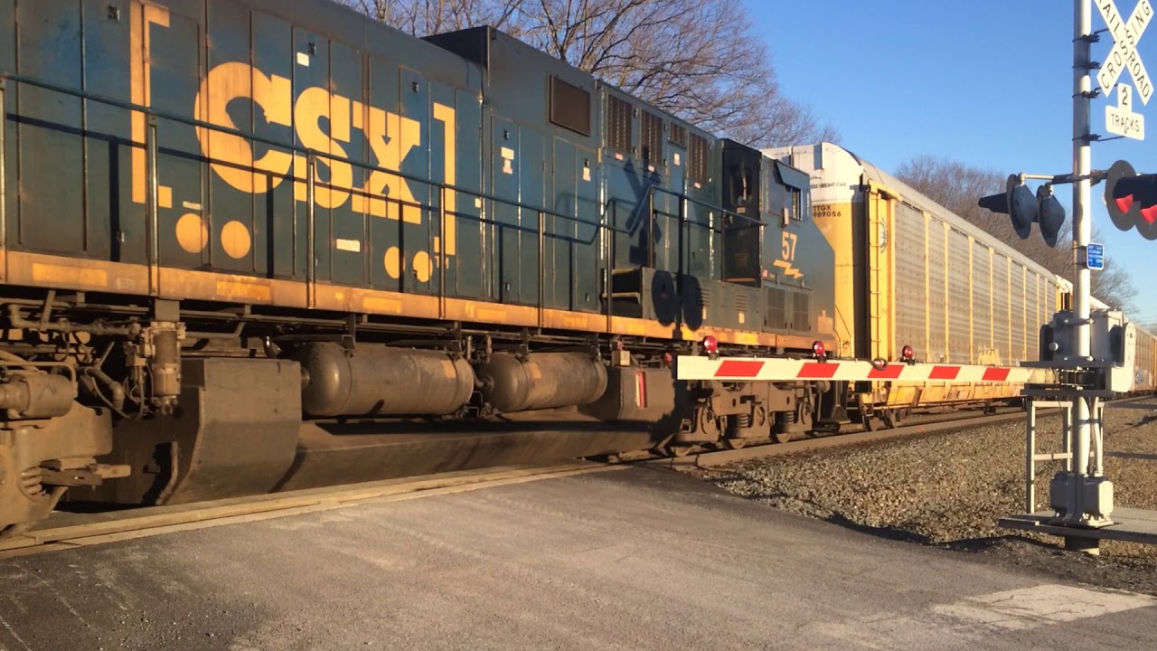 CSX AC44 on Westbound Autorack Train out of Selkirk - YouTube