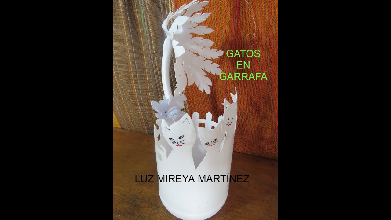 GATOS BAJO UN ÁRBOL EN UNA GARRAFA - YouTube