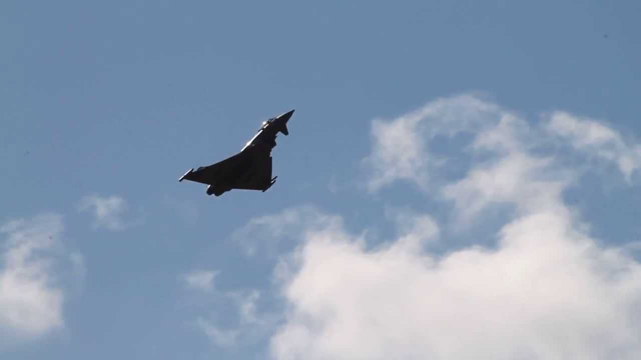 Typhoon eurofighter Hover / Afterburner vertical climb at Southport ...