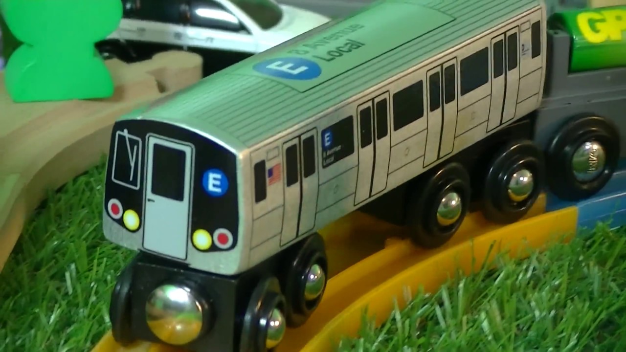 Munipals NYC Subway E-Train Wooden Trains in motion 02635 es - YouTube