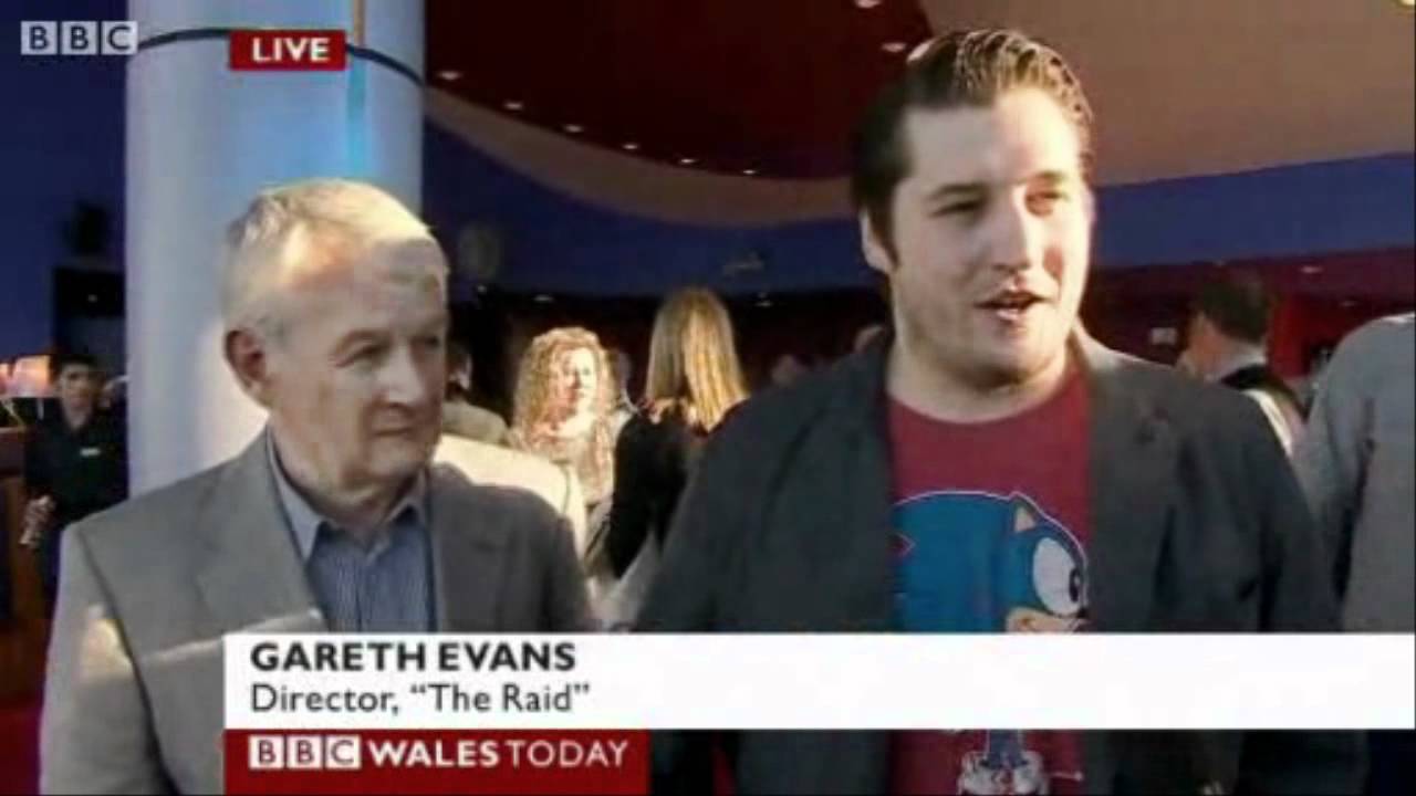 The Raid film by Welsh director Gareth Evans premieres [BBC News] - YouTube