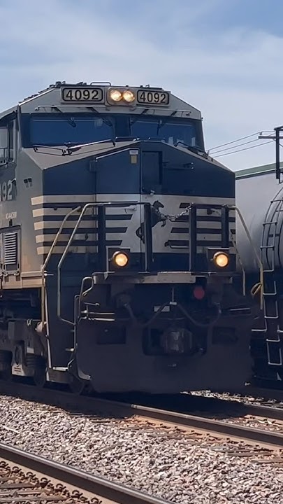 NS 4092 leads manifest train thru Lombard - YouTube