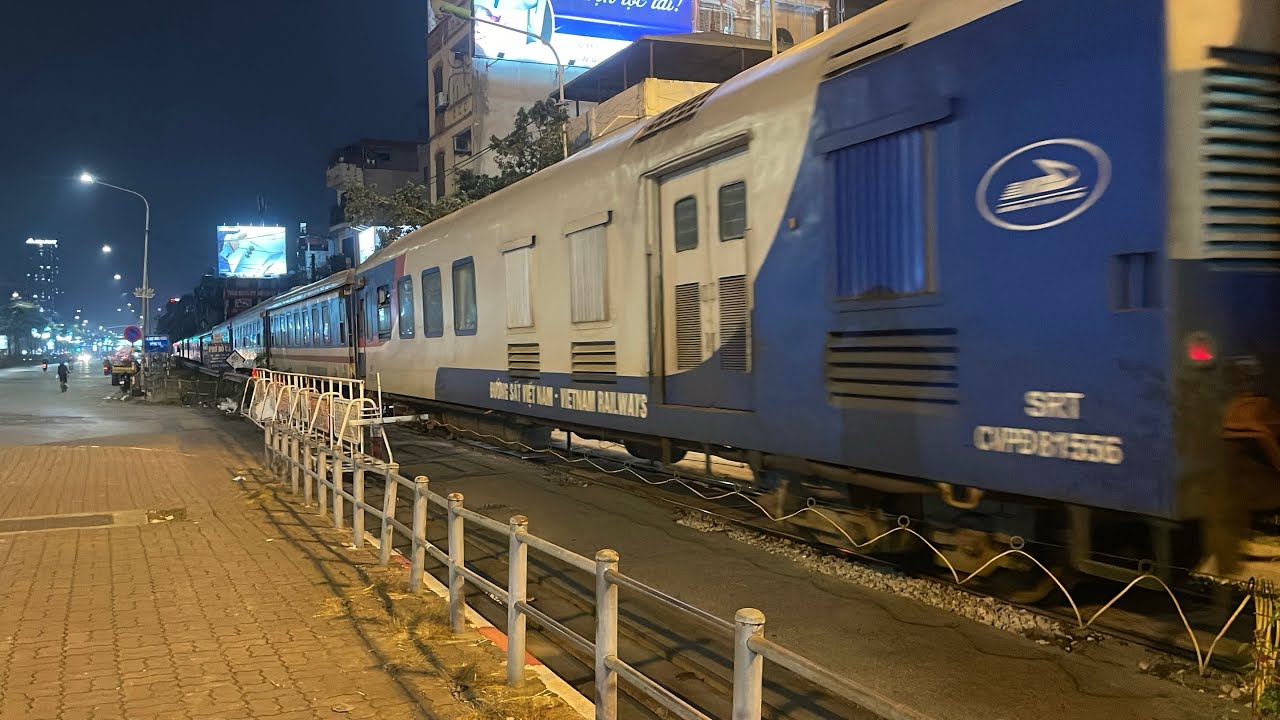 D19E-910 kéo tàu SE8 có toa CVPD 81556 "PEPSI" qua chắn Kim Liên (15/12 ...