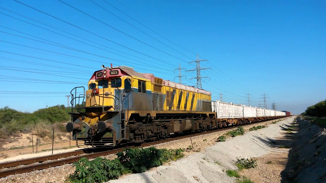 G.M. EMD G26CW hauling new rock\sand 20' containers.רכבת משא עם ...