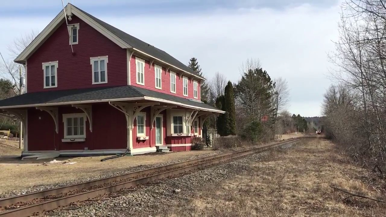 RARE AND AWESOME! CREX 1517 Leads CN 406E Passing Rothesay Station ...