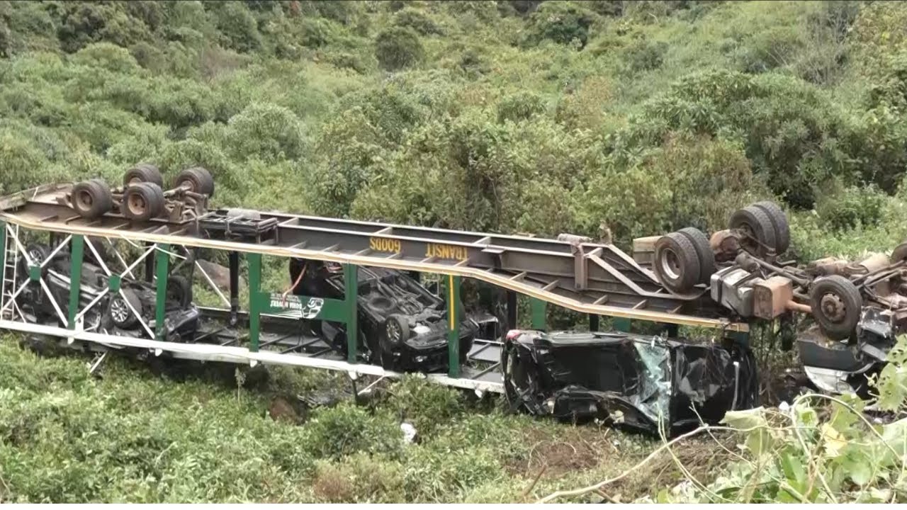 SEE THE TRAGIC MAI MAHIU ACCIDENT AS A TRAILER FERRYING VEHICLES TO ...