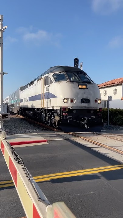 Metrolink 618 arriving at San Clemente with MP36PH SCAX 895 leading. #metrolink #railfanning # ...