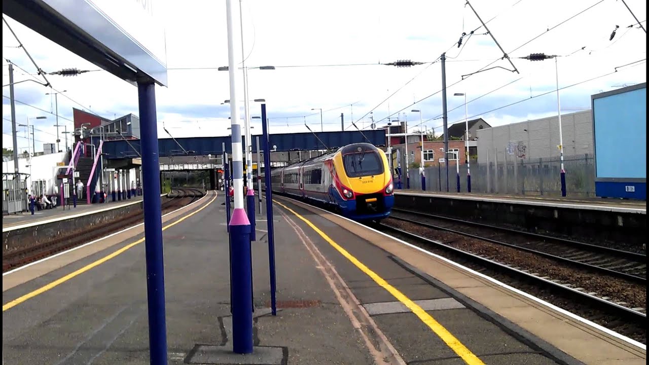 EMT Class 222 Meridian 222010 thrashes past Hendon Station, 30/7/2012 ...