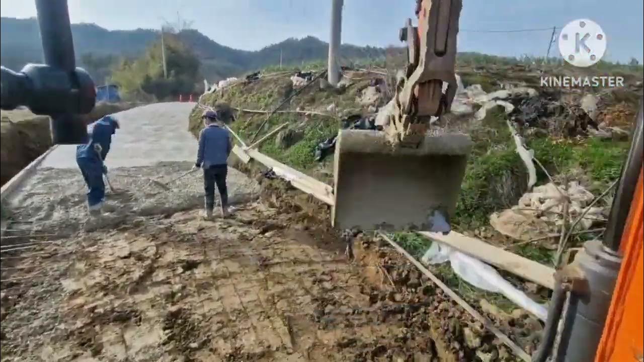 두산 굴삭기 (02) DX55MT-5 2.5t 덤프 콘크리트 (소운반) 및 농로길 포장 콘크리트 타설작업 - YouTube