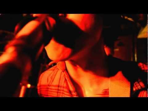 Chika dan Pistol Air - Rayuan Robocop ( at crowd house Yogyakarta )