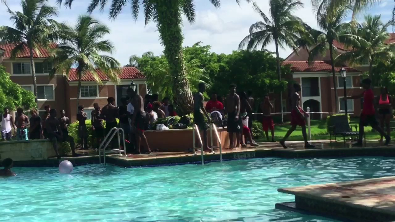 QUAKE THE POOL!!!! JAYBELLA 4TH OF JULY POOL PARTY - YouTube
