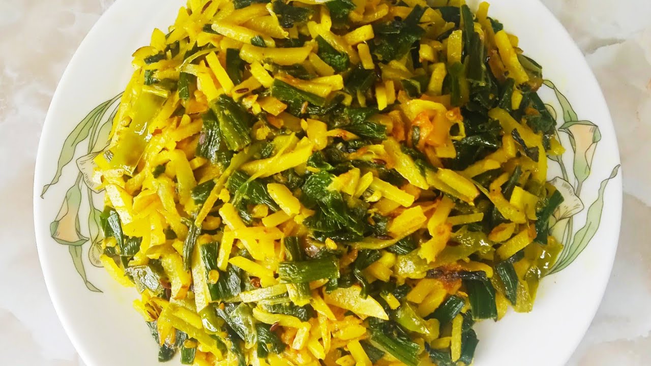 নতুন আলু দিয়ে পেঁয়াজের পাতা ভাজি || Potato With Spring Onion Fry ...