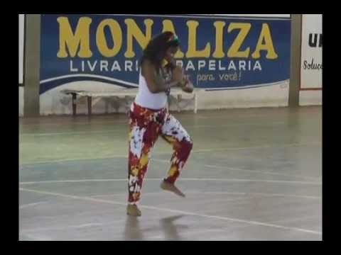 Garota arrasa dançando WAKA WAKA (THIS TIME FOR AFRICA)