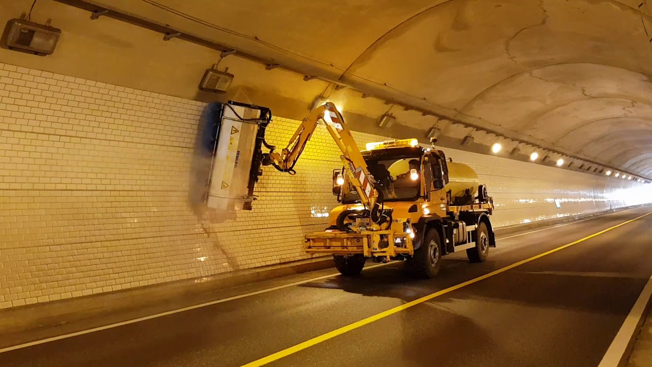 UNIMOG & MULAG Tunnel cleaning - YouTube