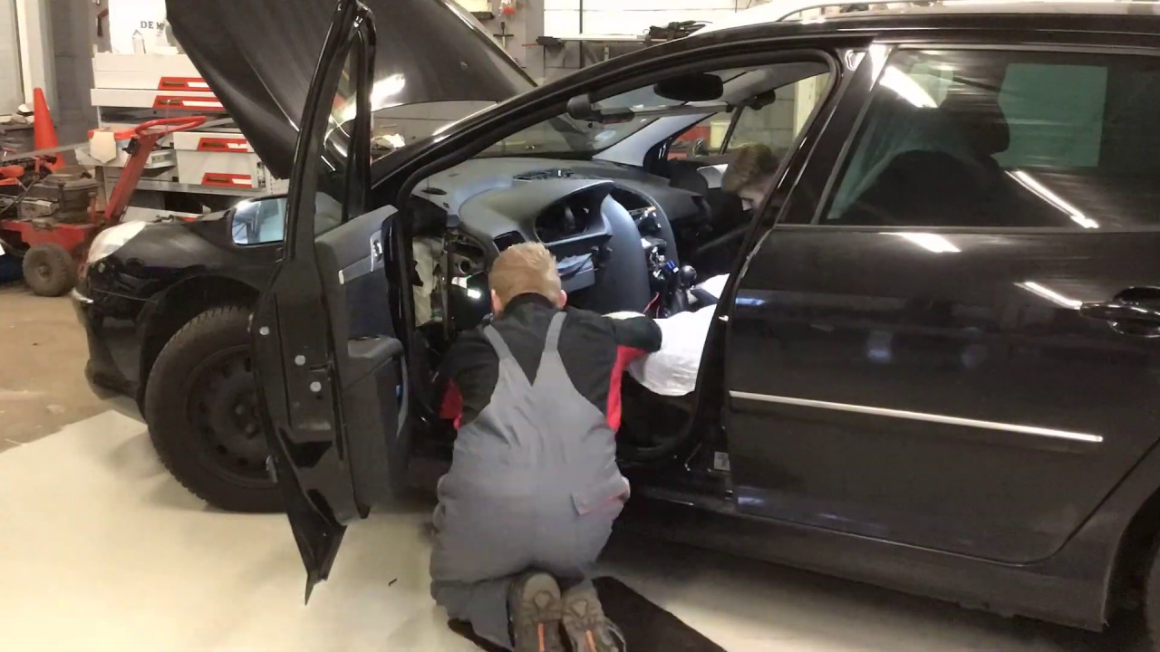 dashboard monteren in een auto timelapse - YouTube