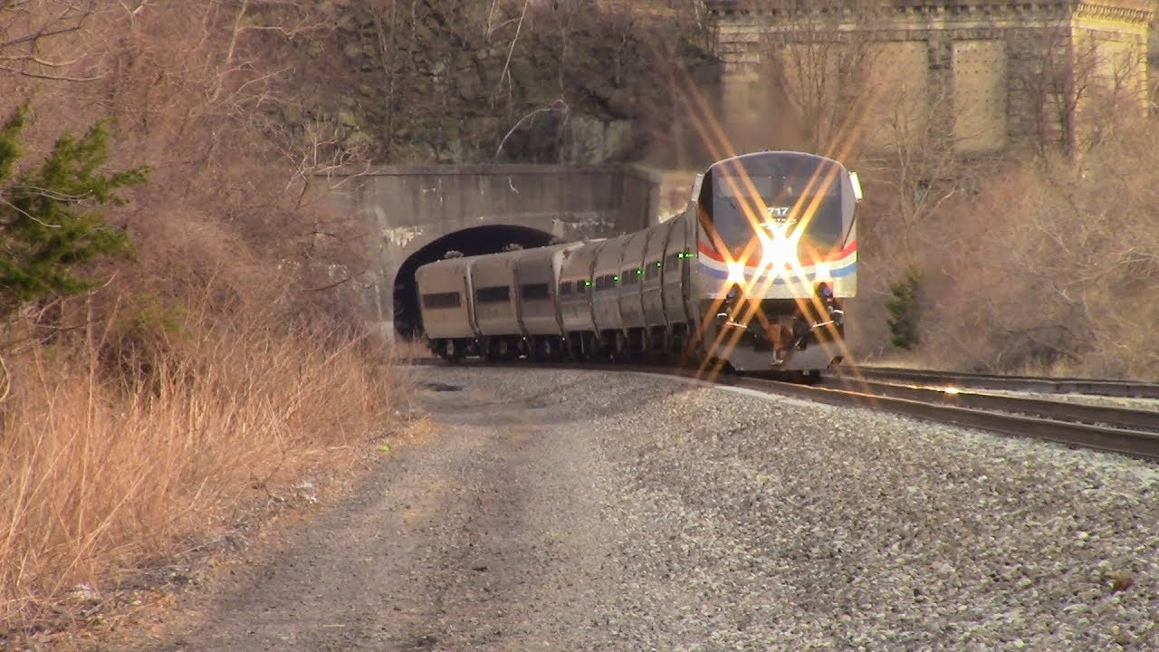 A Few Metro North & Amtrak Trains at Breakneck Ridge - YouTube