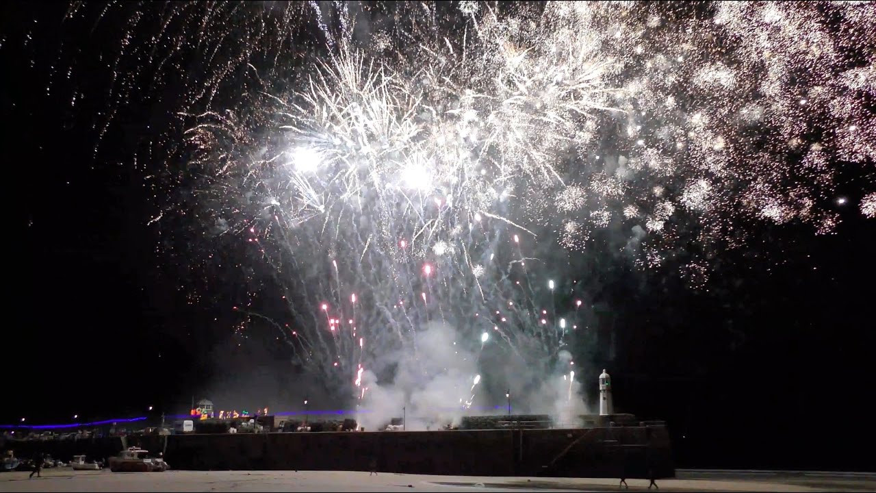 A SPECTACULAR SLICE OF St IVES - NEW YEAR'S EVE 2016/2017 - YouTube