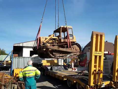 Verladen Bulldozer CAT D4C mit Kran - YouTube