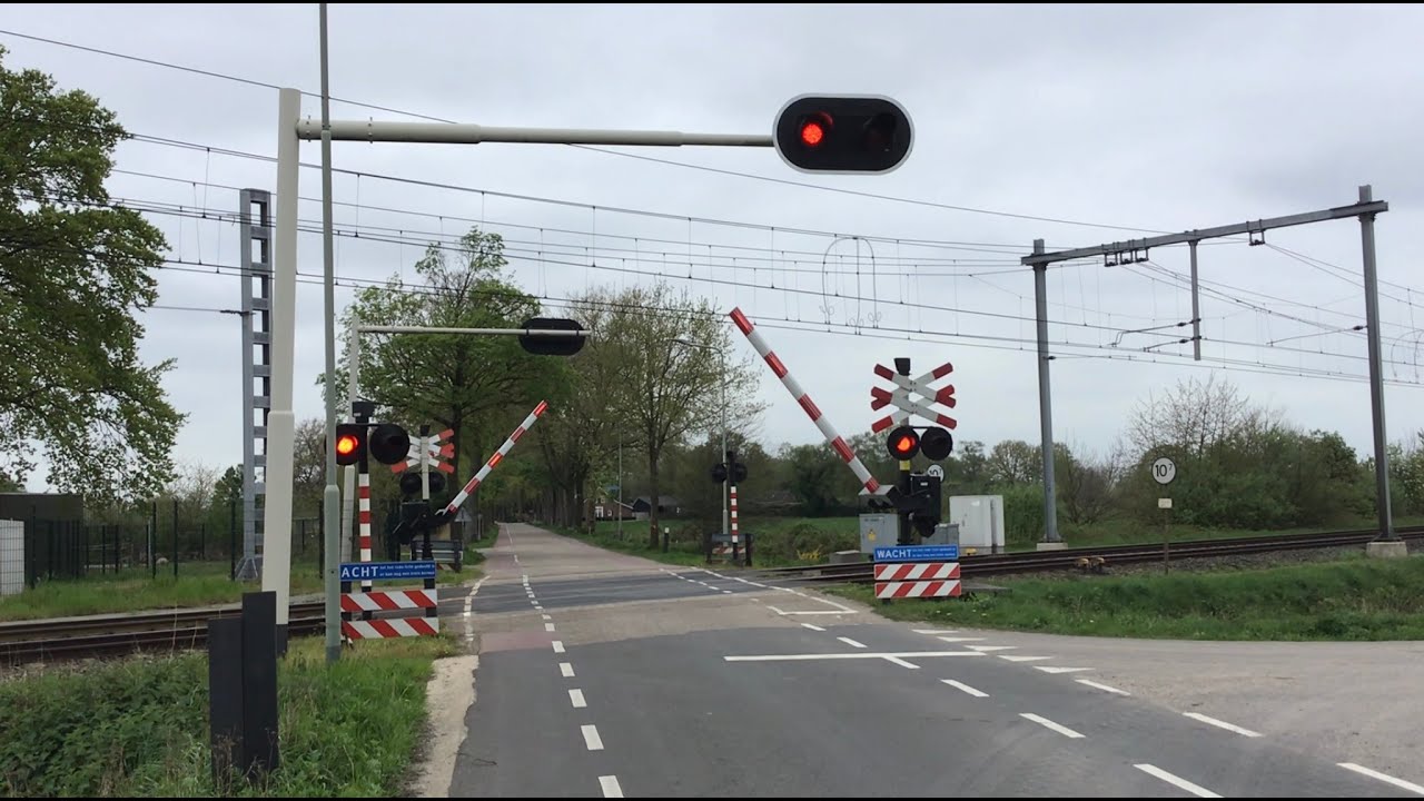 A American type Railroad Crossing in the Netherland ! Marshall help ...