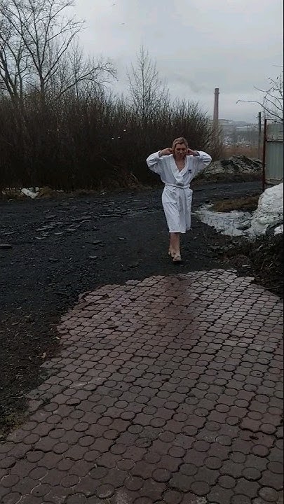 В халатике. - YouTube