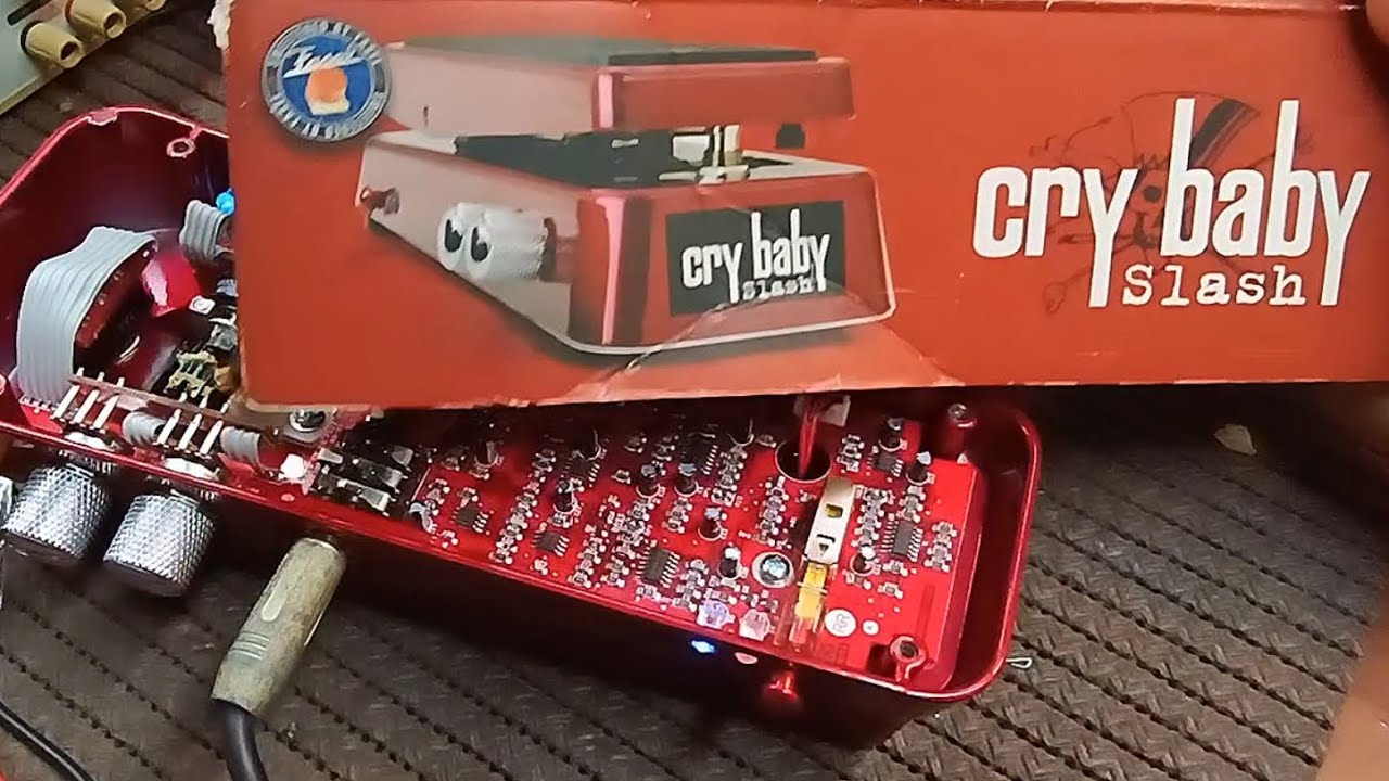 Dunlop Cry baby Slash - YouTube