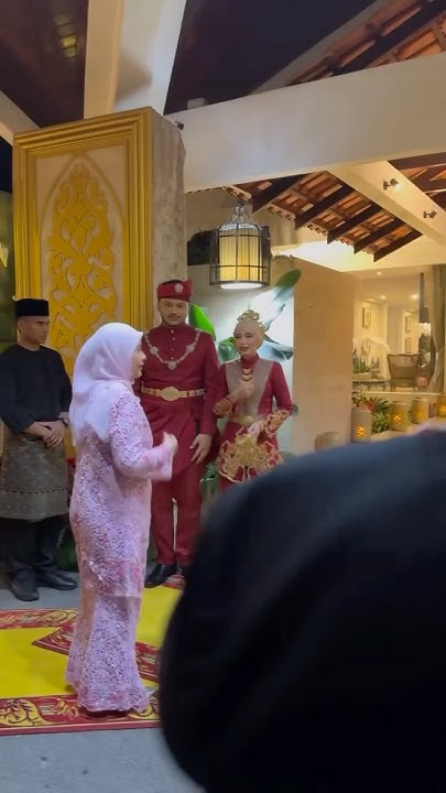 Raja Zarith Sofiah di Istiadat Berinai Besar Raja Sarina - YouTube