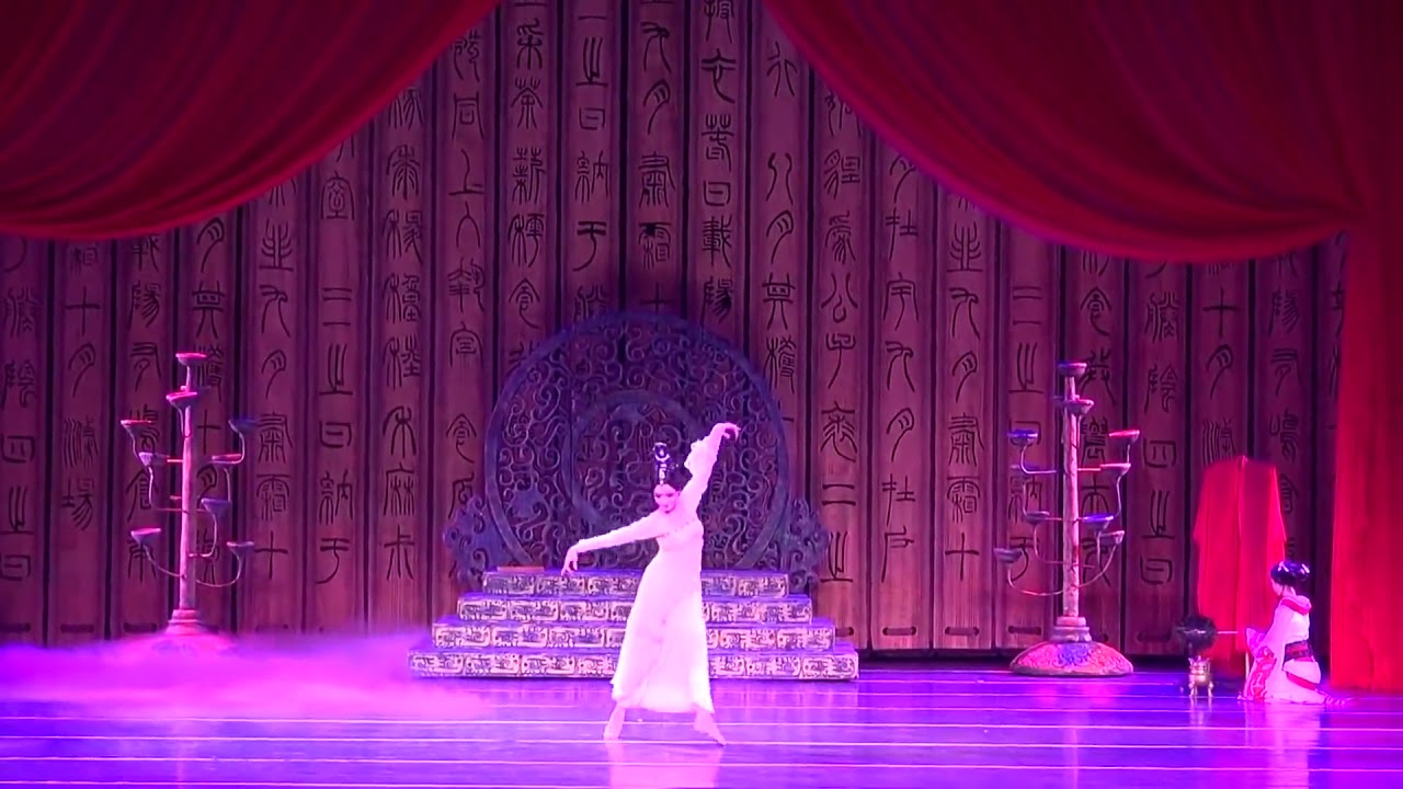 Beautiful Chinese Classical Dance【7】《薰香 》石雪涵 1080p - YouTube