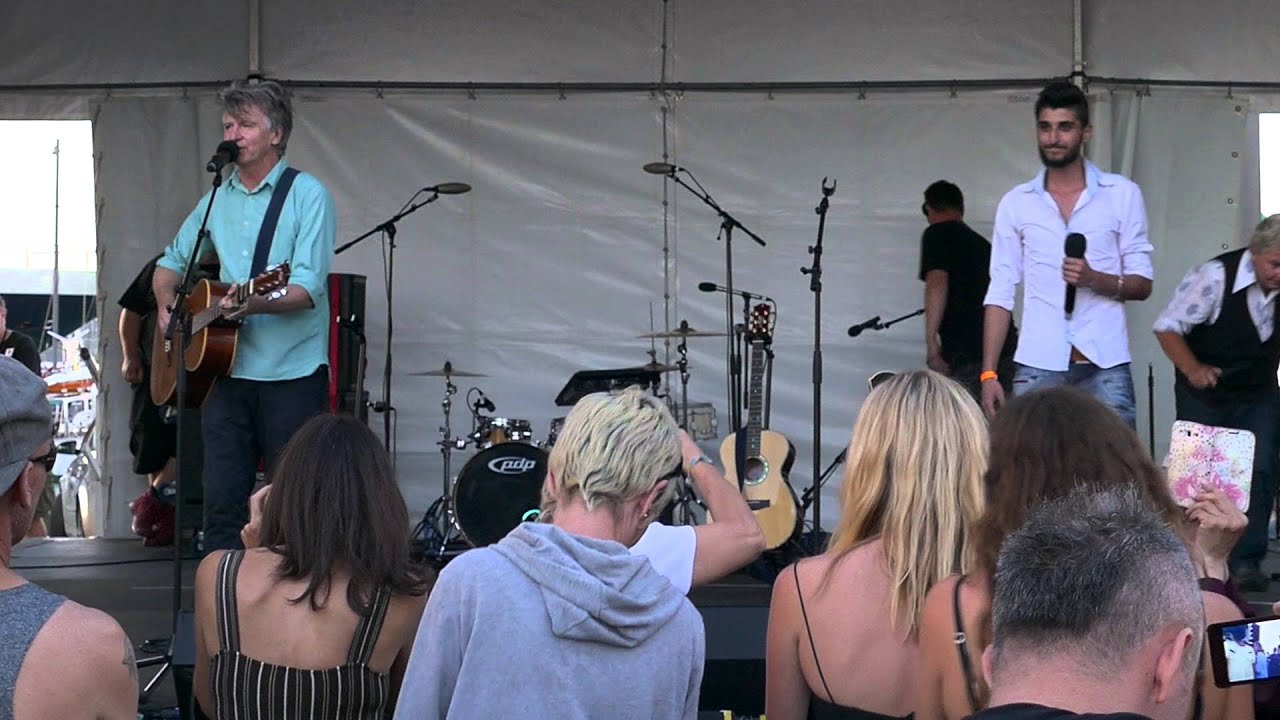 Neil Finn with Sharef King - Don't Dream It's Over (live in Auckland ...