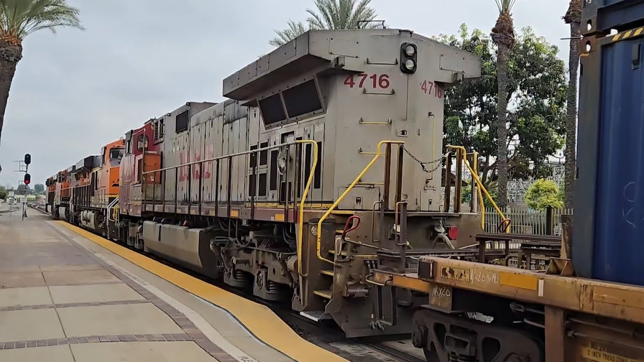 BNSF S-LHGHUD at Fullerton Station with Dash 9-44CW #4716 Warbonnet ...