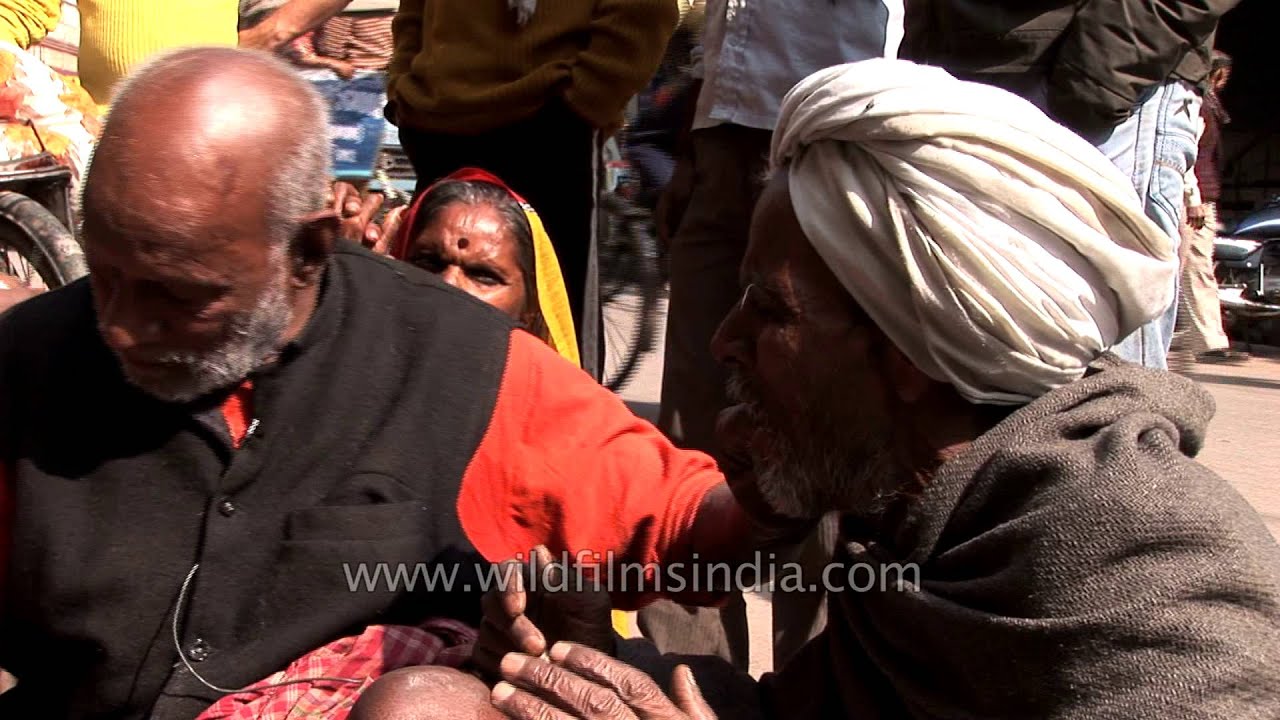Dentist with a patient at the roadside in Varanasi, India - YouTube