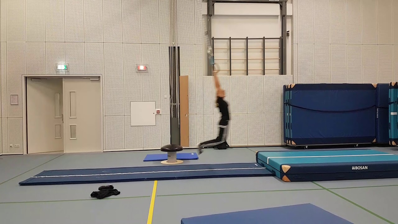 Vouwhang halve draai oefening 9 tessa - YouTube