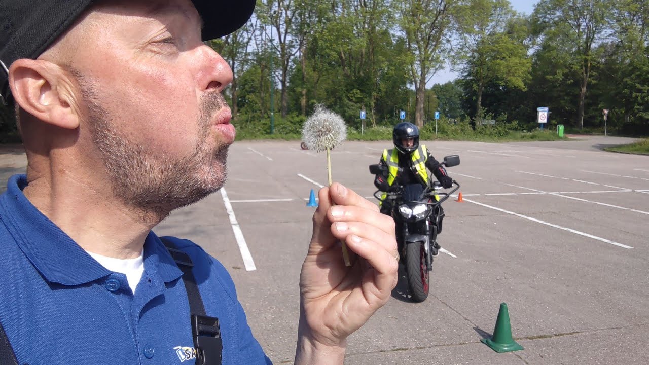 Motor. Voertuigbeheersing. Kors en Merijn rijden de acht. 👌 - YouTube