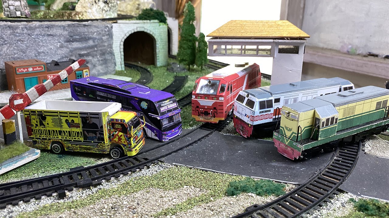 Drama Merakit Kereta Api BB200 & CC300 Anjlok Terguling Tabrak Bus Truk ...