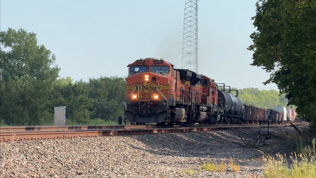 BNSF Manifest train ft EMD GP39-2R! BNSF Transcon: Emporia sub..8/25/24 ...