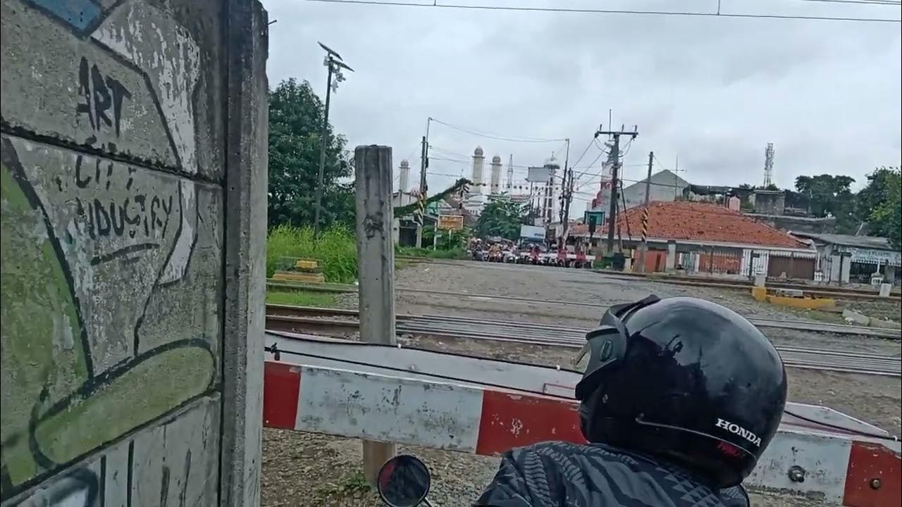 kereta api kontener melintas langsung di stasiun Cikarang - YouTube
