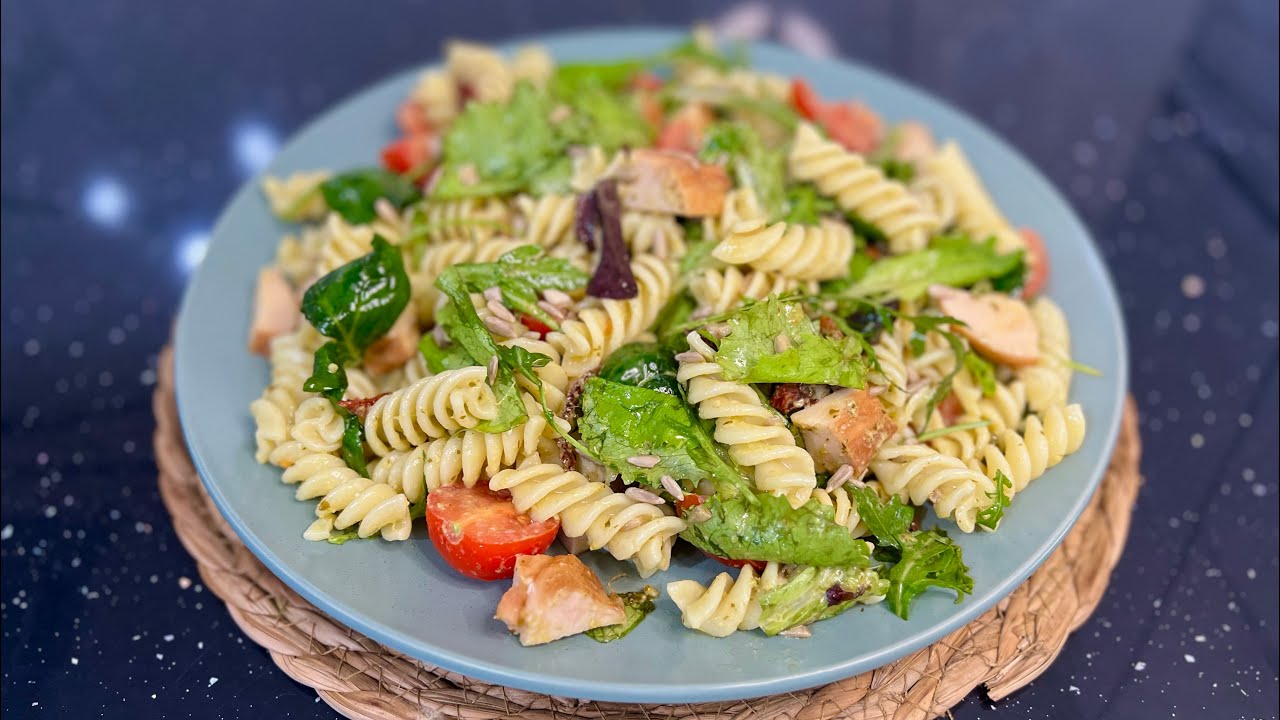 Sallatë me makarona te ftohta rukola pesto dhe fileto pule e tymosur ...