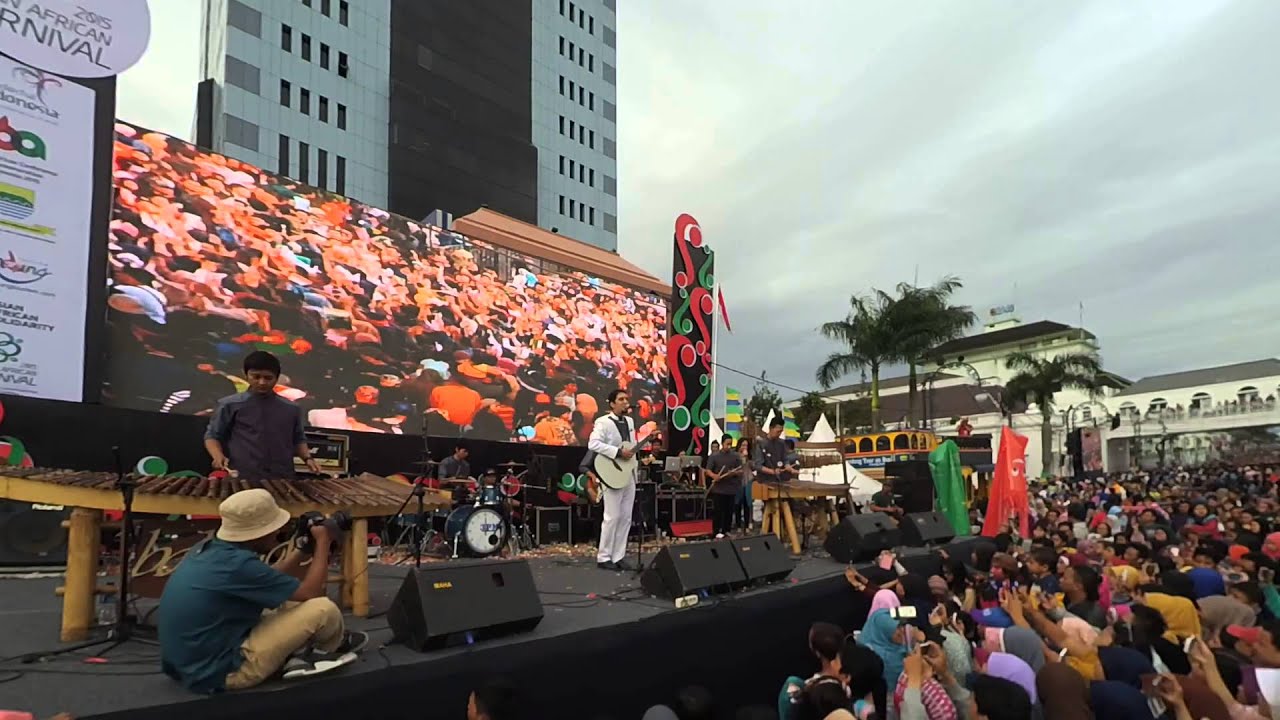 Raef Music with Arumba Babendjo Saung Angklung Udjo - YouTube