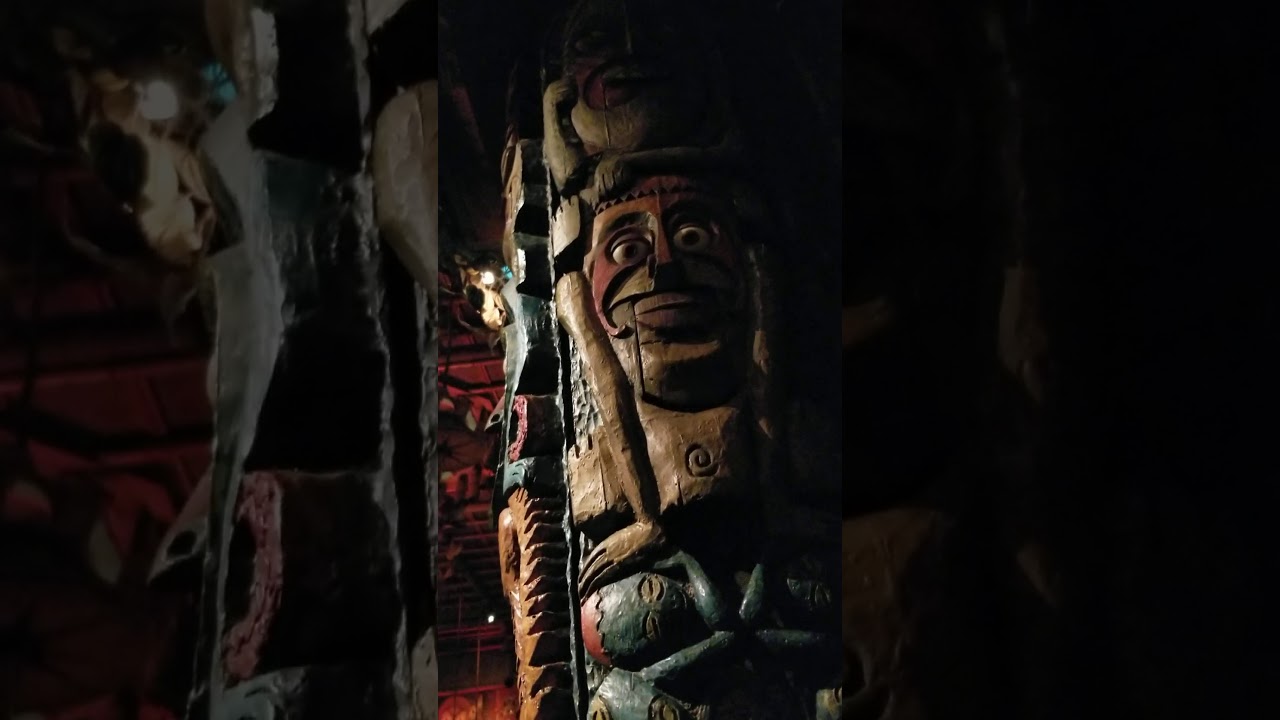 The Singing Tiki Poles inside the #TikiRoom Disneyland Resort 2016 ...