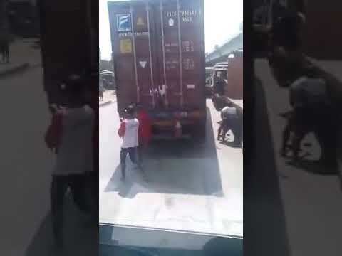 penjarahan mobil truck di siang bolong