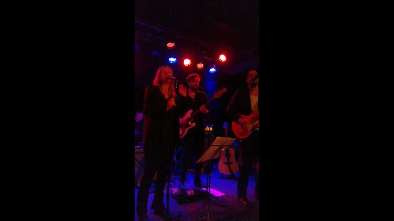 Ebba Forsberg - Blue Day (live @ Scharinska, Umeå) - YouTube