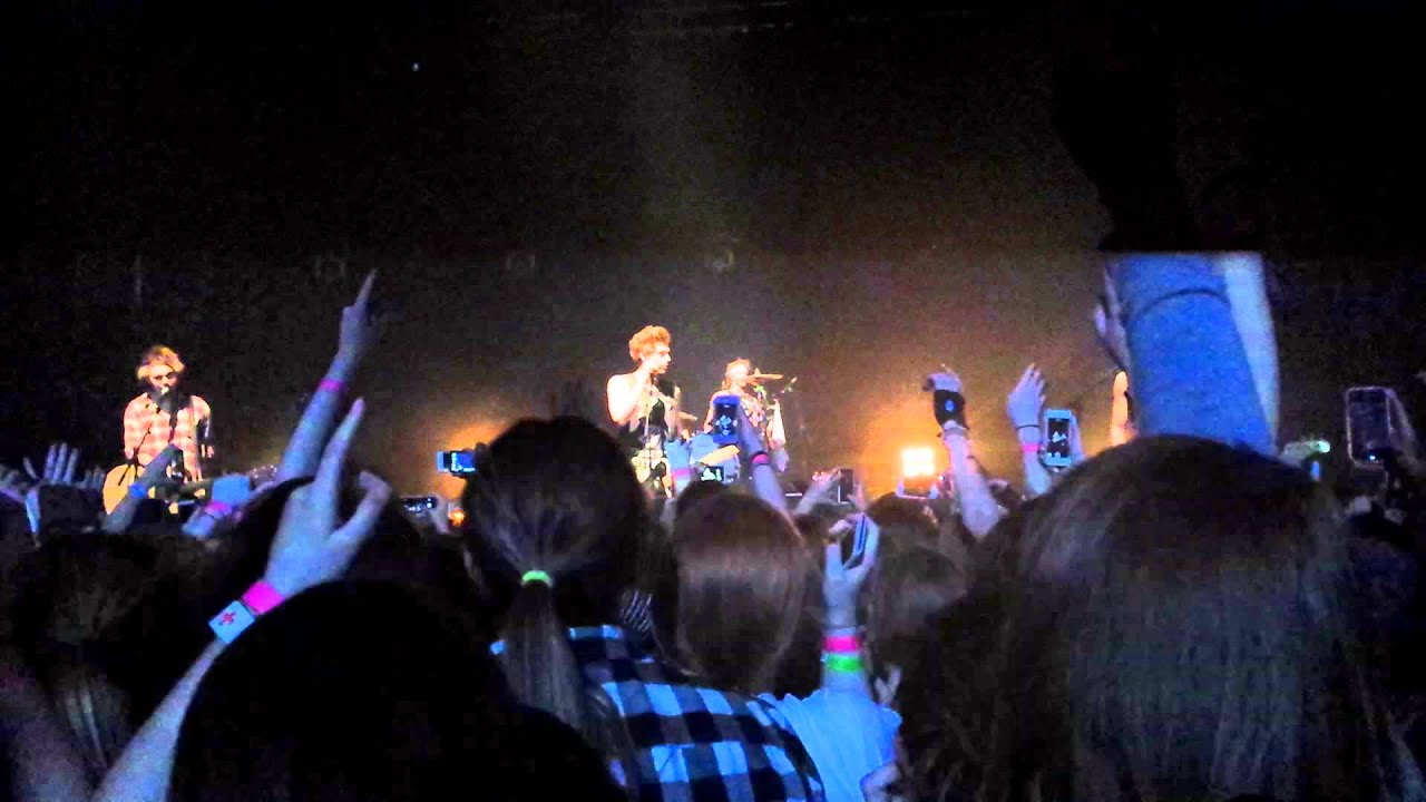 5SOS Talking About Will Smith & Philly Cheesesteak - YouTube